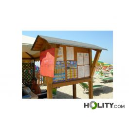 Informationstafel aus Holz mit Dach aus Profilbrettern und Bitumenbahn ...